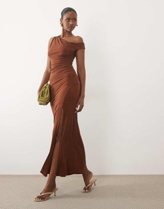 Tfnc Robe longue pr&egrave;s du corps avec &eacute;paule tombante et fente sur la cuisse - Chocolat-Marron