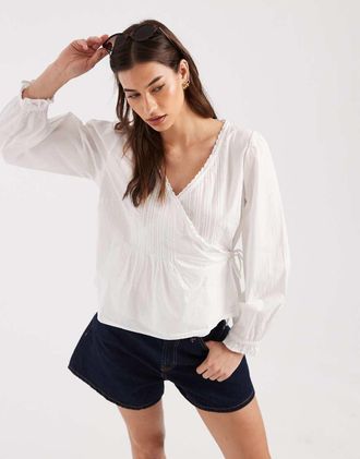 Levi's Boho-Wickelbluse in Wei&szlig;