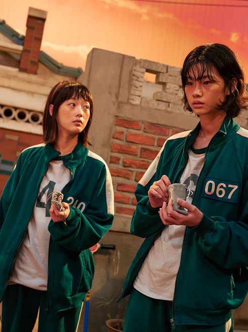 Ein Bild von Ho Yeon Jung und ihrer Schauspielkollegin am Set von Squid Game.