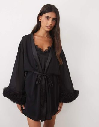 Bluebella Kika robe transparente avec d&eacute;tail de poignets volant&eacute;s noire