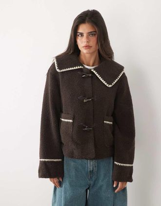 Nobody's Child veste courte en imitation peau de mouton avec d&eacute;tails de poche et surpiq&ucirc;res, chocolat-Marron