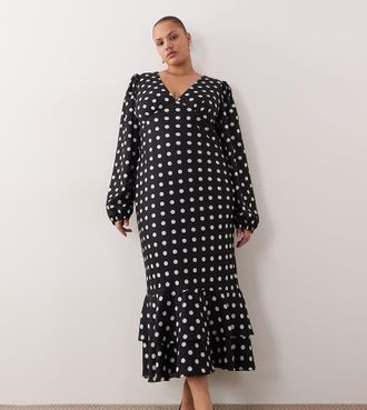 Lace & Beads Plus Robe longue &agrave; pois avec d&eacute;collet&eacute; plongeant, manches ballon et ourlet &agrave; volants - Noir et blanc