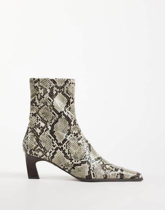 Asos Rudy Stiefeletten mit spitzer Zehenpartie, Absatz und Sockenschaft im Schlangenprint-Multi