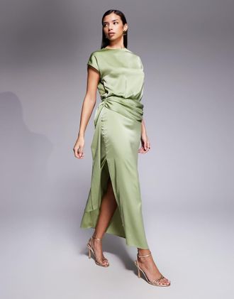 Asos Satin-Maxikleid in Salbeigr&uuml;n mit Flatter&auml;rmeln und drapierter Taille