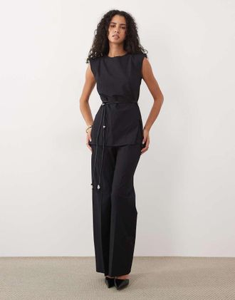 Mango &auml;rmelloser Jumpsuit mit G&uuml;rtel in Schwarz