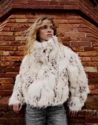 Bershka Veste en fausse fourrure - &Eacute;cru-Blanc
