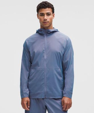 lululemon Pace Breaker Jacke Glanz-Finish f&uuml;r M&auml;nner - Gr&ouml;&szlig;e 2XL in Cornflower/Red Clay