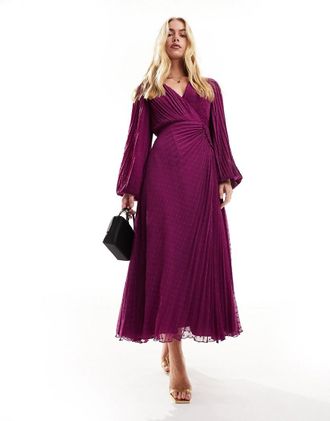 Asos Robe portefeuille longue en mousseline pliss&eacute;e en mousseline plumetis avec boutonnage - Violet magenta