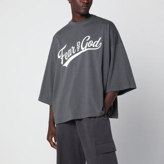 Fear of God Eisengraues Baumwoll-Merch-T-Shirt