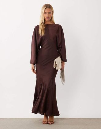 Asos robe longue cape &agrave; manches kimono avec godets et lien &agrave; pampilles couleur chocolat-Marron