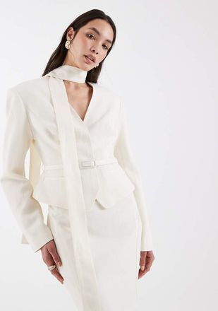 Asos Blazer densemble ajust&eacute; &agrave; &eacute;paules marqu&eacute;es et encolure style foulard - Cr&egrave;me-Blanc