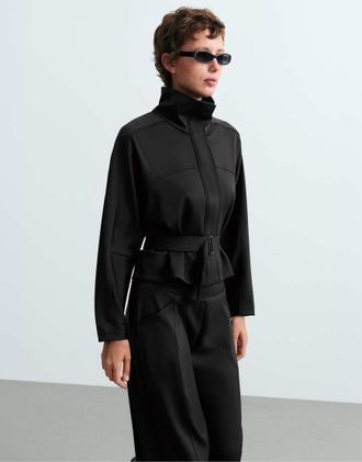 Oysho kurze Jacke in Neoprenoptik mit G&uuml;rtel in Schwarz