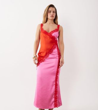 Never Fully Dressed Petite - Elowen - Robe longueur mollet en satin avec bordures en dentelle et fines bretelles - Rouge et rose