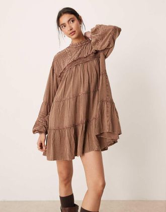 Asos Robe babydoll courte &agrave; col montant et bordures en dentelle - Marron-Brown