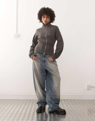 Weekday Hochgeschlossene Sweatjacke in Dunkelgrau mit Rei&szlig;verschluss und betonter Taille