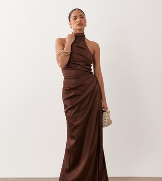 Tfnc Petite Robe de demoiselle dhonneur longue en satin pliss&eacute; &agrave; dos nu - Chocolat-Marron