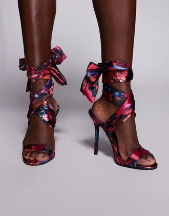 Azalea Wang Azalea Wang - Alzon - Sandaletten in Rot mit Blumenmuster, gewickelter Kn&ouml;chelschn&uuml;rung und Absatz