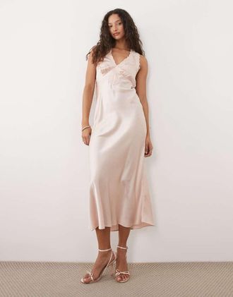 New Look Robe mi-longue satin&eacute;e &agrave; col en V et bords en dentelle - Rose