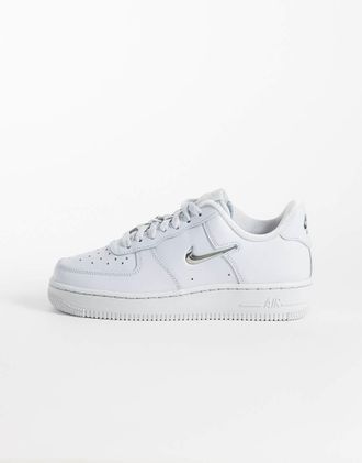 Nike Air Force 1 07 baskets en gris clair et argent m&eacute;tallis&eacute;-Blanc