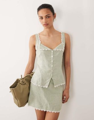 Abercrombie & Fitch Gestreiftes Camisole-Oberteil aus Leinenmix in Gr&uuml;n mit Muschelsaum, Kombiteil