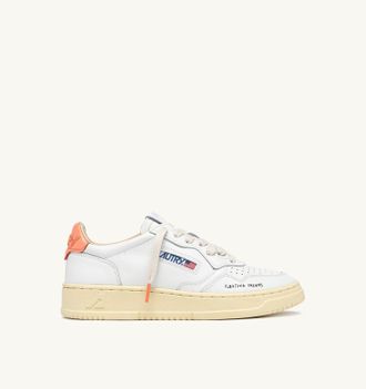 Autry BASKETS MEDALIST LOW EN CUIR BLANC ET PEACH PINK