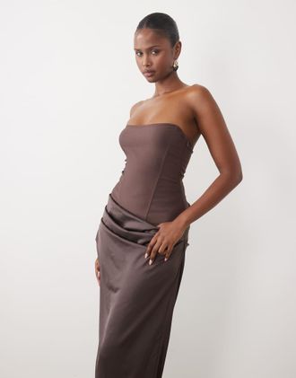 Missy Empire robe longue en satin &agrave; corsage corset et taille fronc&eacute;e mauve-Marron