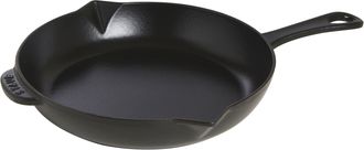Staub Bratpfanne / Schmorpfanne aus Gusseisen, 26 cm, mit Ausgießer, mit mattSchwarzer Emaillierung im Inneren der Pfanne, für alle Herdarten inkl Induktion