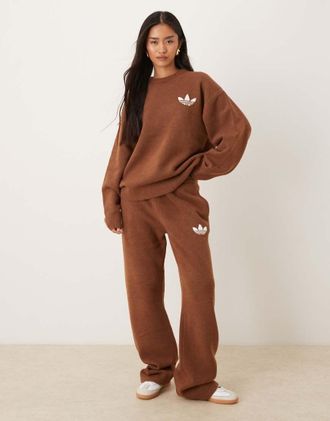 adidas Originals Trainingshose aus Strickstoff in Braun mit weitem Bein