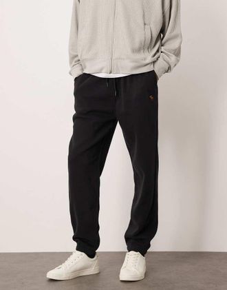 Abercrombie & Fitch Pantalon de jogging resserr&eacute; aux chevilles en molleton avec logo embl&eacute;matique - Noir-Gris