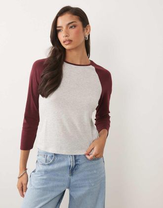 Good American Raglan-T-Shirt mit langen &Auml;rmeln und Kontrast&auml;rmeln in Vintage-Grau