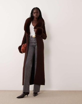 Miss Selfridge gilet long boutonn&eacute; sur toute la longueur avec col et poignets en faux-fur, couleur chocolat-Marron