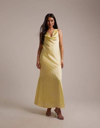 Tfnc Linvit&eacute;e - Robe longue en satin avec dos et col b&eacute;nitier - Citron-Jaune