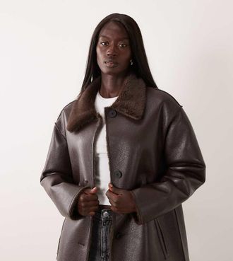 Asos Tall ASOS DESIGN Tall veste longue en peau retourn&eacute;e avec doublure en fausse fourrure marron fonc&eacute;