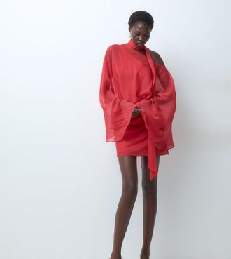 Asos Tall ASOS DESIGN Tall robe courte en mousseline &agrave; &eacute;paules d&eacute;nud&eacute;es avec cape et &eacute;charpe rouge