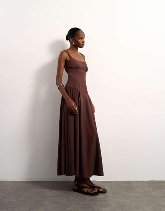 Topshop Leinen-Maxikleid in Schokobraun mit tiefer Taille-Brown