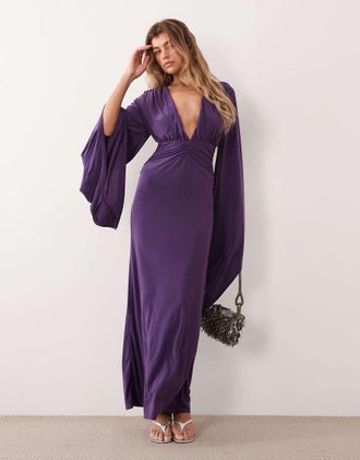 Asos Maxikleid mit Fledermaus&auml;rmeln und tiefem Ausschnitt in Lila