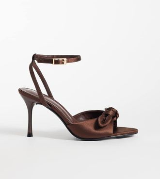Simmi London Simmi London Wide Fit - Tiarra - Sandaletten aus Satin in Schokobraun mit Schleife, weite Passform