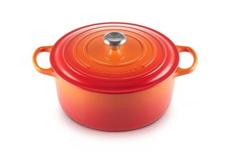 LE CREUSET Le Creuset Signature Gusseisen-Bräter mit Deckel, Ø 30 cm, Rund, Für alle Herdarten und Induktion geeignet, Volumen: 8.1 l, 7,165 kg, Ofenrot, 2117730