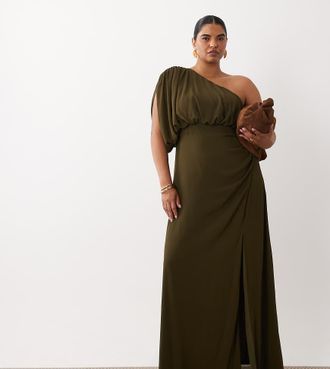 Tfnc Plus robe longue drap&eacute;e en mousseline &agrave; une &eacute;paule avec fente haute sur la cuisse en olive-Vert