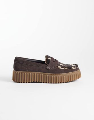 Clarks Torhill - Chaussures style mocassins &agrave; imprim&eacute; vache - Marron