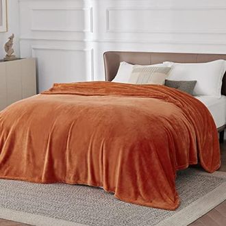 Bedsure Plaid Couverture Polaire Douillette - Plaid Polaire Douce et Chaude 220 x 240 cm, Couverture de Canapé Lit 2 Personnes, Grand Jeté de Canapé en Flanel