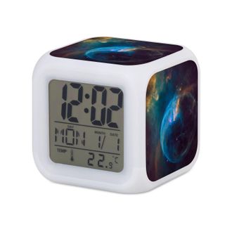 Fabulous Wecker W&uuml;rfel beleuchtet Wei&szlig; - Planete Weltall Galaxie Erde Nebel - 7,8 x 7,8 x 7,8 cm - Retro Beleuchtung Mehrfarbig LED