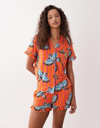 Chelsea Peers Jersey-Set aus kurz&auml;rmligem Hemd mit Reverskragen und Shorts mit R&uuml;schenbesatz und exotischem Vogelmuster-Bunt