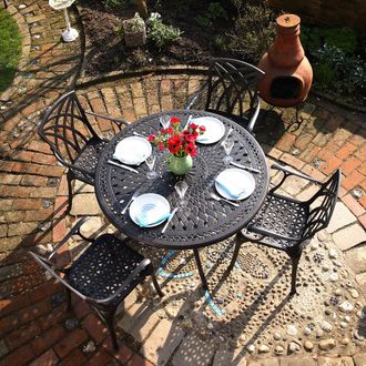 Lazy Susan Alice Gartentisch rund | 4 April Gartenst&uuml;hle | Wetterfestes Gartenm&ouml;bel Set | Aluminium | Farbe Bronze Antik | Beige Kissen | 3-j&auml;hrige Garantie