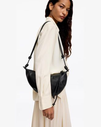 Arket Halbmondf&ouml;rmige Ledertasche -Schwarz