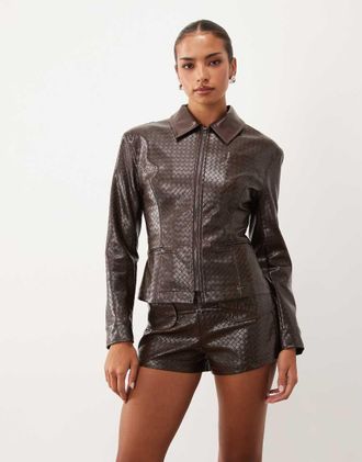 Lioness ensemble coordonn&eacute; veste ajust&eacute;e en imitation cuir tiss&eacute; avec d&eacute;tail de col &agrave; Soho couleur chocolat-Marron