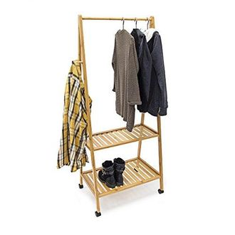 Relaxdays Kleiderständer Bambus HBT ca. 154 x 63 x 45 cm rollbarer Garderobenständer aus Bambus mit 2 Ablageflächen und 4 anstellbaren Rollen 2 Kleiderhaken und