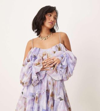 Asos Petite ASOS DESIGN Petite - Drapiertes, schulterfreies, gestuftes Minikleid mit Spitzeneins&auml;tzen und verschwommenem abstraktem Muster-Bunt