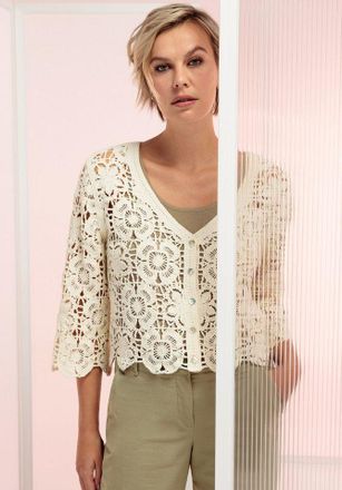 bianca Strickjacke VADIS in angesagter H&auml;kel-Optik und verk&uuml;rzter L&auml;nge