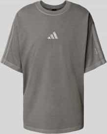 adidas Relaxed Fit T-Shirt mit Logo-Stitching